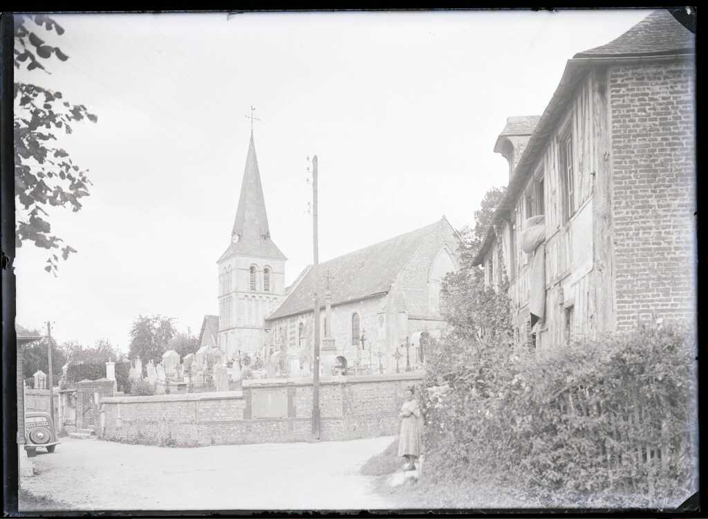 Ressource «Vue générale de l'église de Brestot (Eure) et de son c...